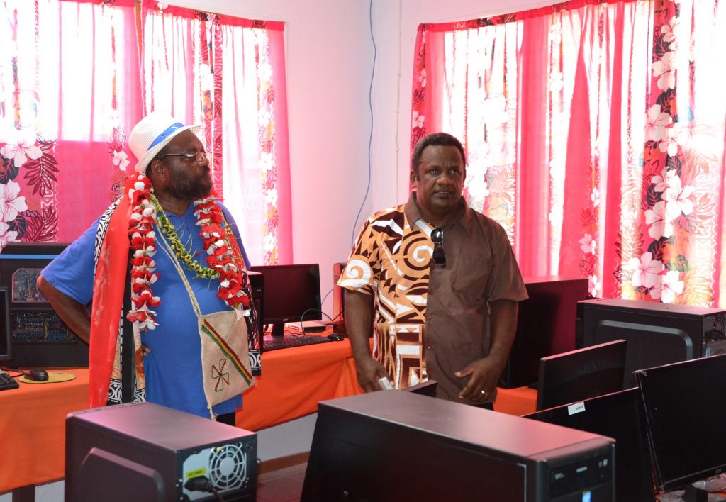 Don de livres pour le Lycée français de Luganville au Vanuatu - Nord Avenir Don de livres pour le Lycée français de Luganville au Vanuatu - Nord Avenir